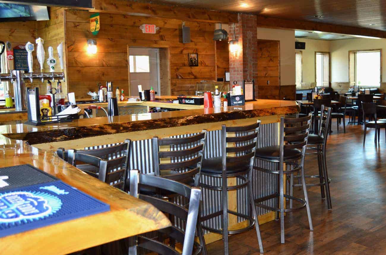 Gallery – Outboards Bar & Grill
